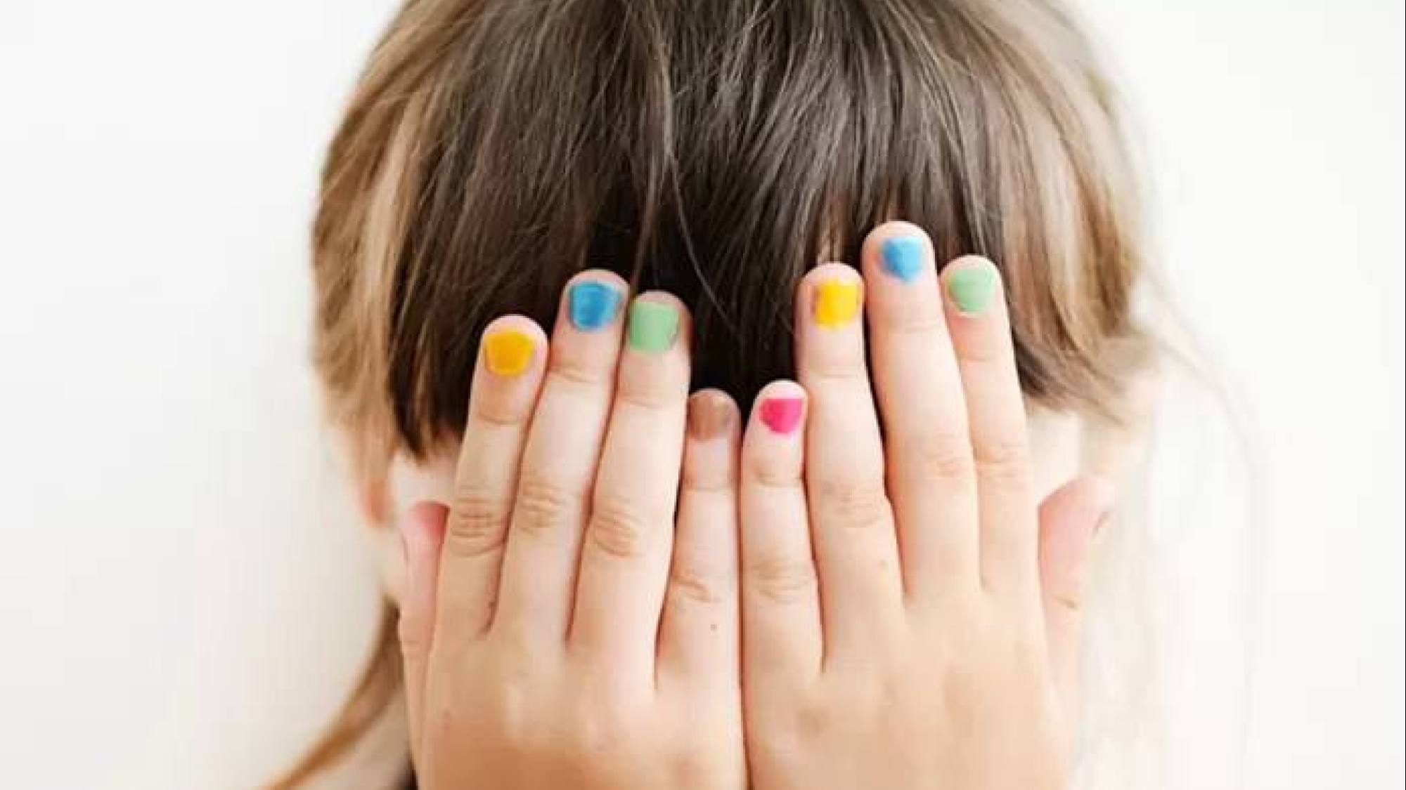 ¿Es malo que las niñas se pinten las uñas? Esto dicen los expertos en salud