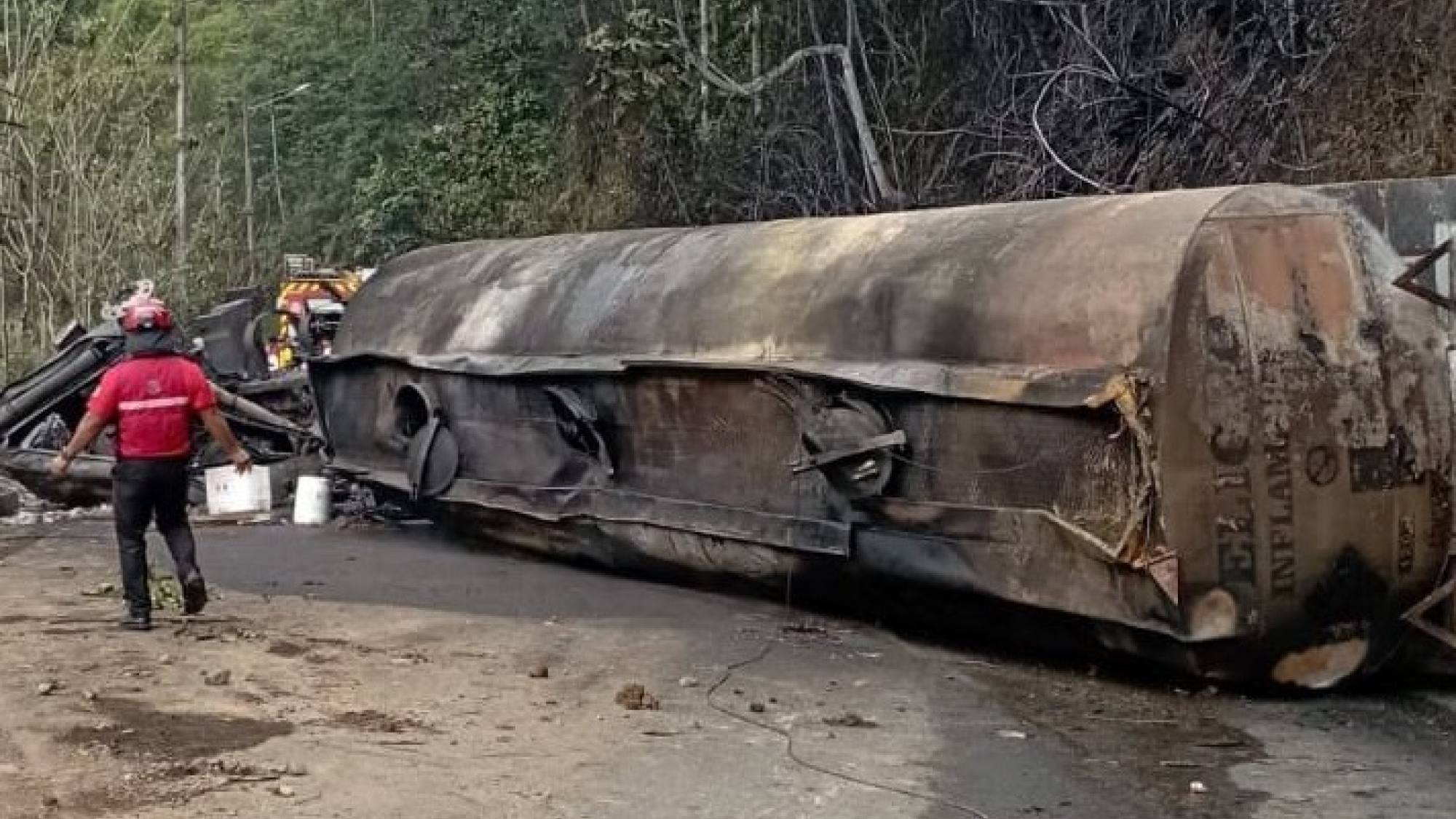 Un tanquero con combustible se volcó y explotó en Santo Domingo
