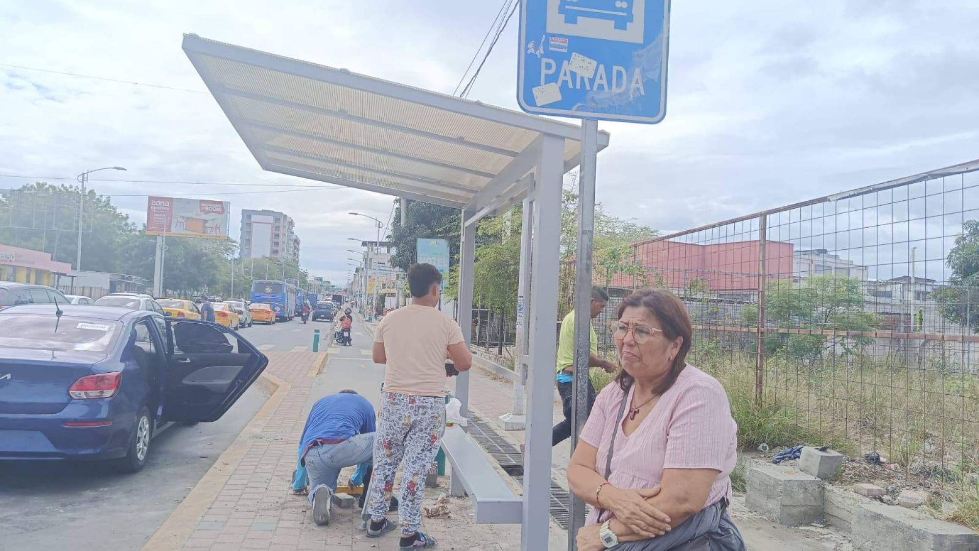 Manta instala 16 paradas de bus: ciudadanos comentan diseño
