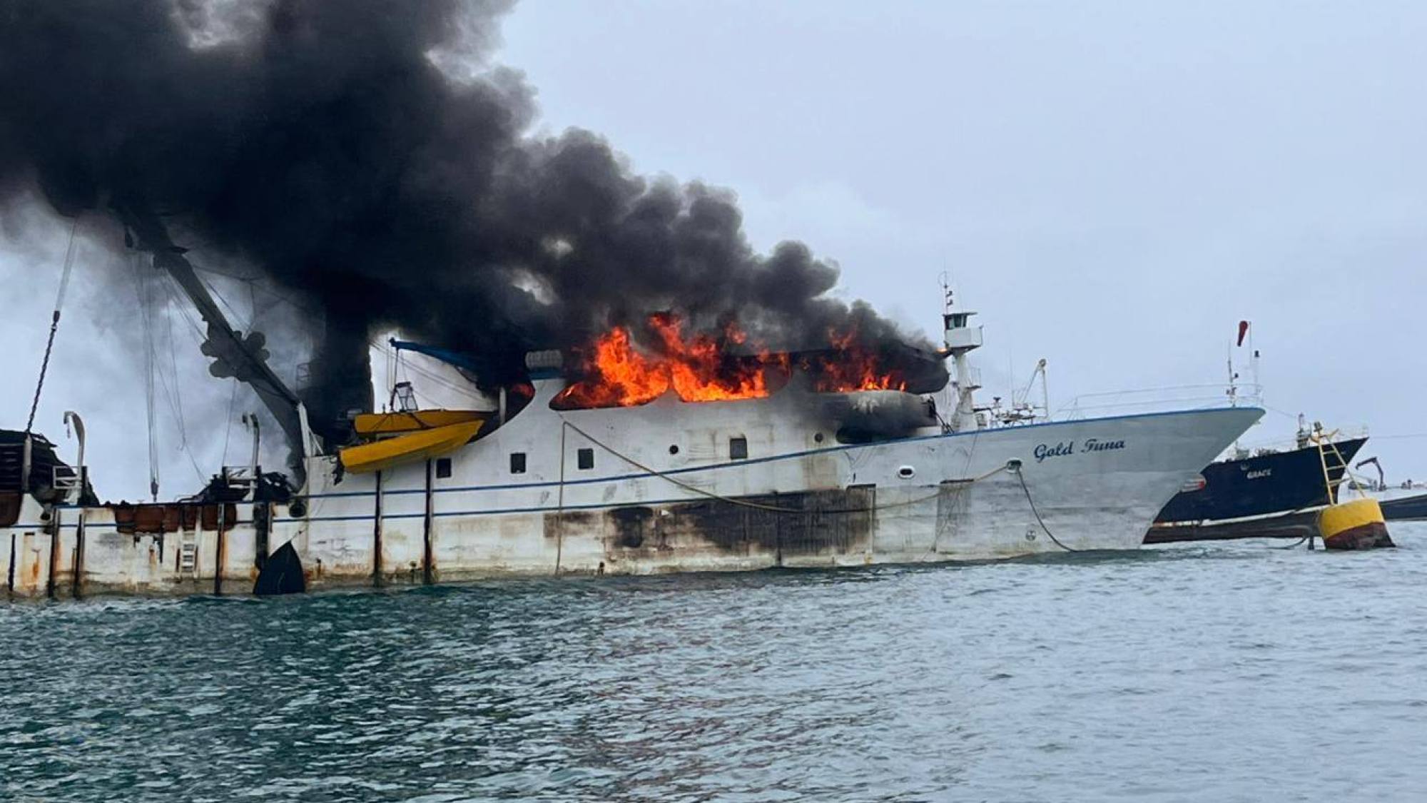 Incendio en barco atunero Gold Tuna en puerto de Manta