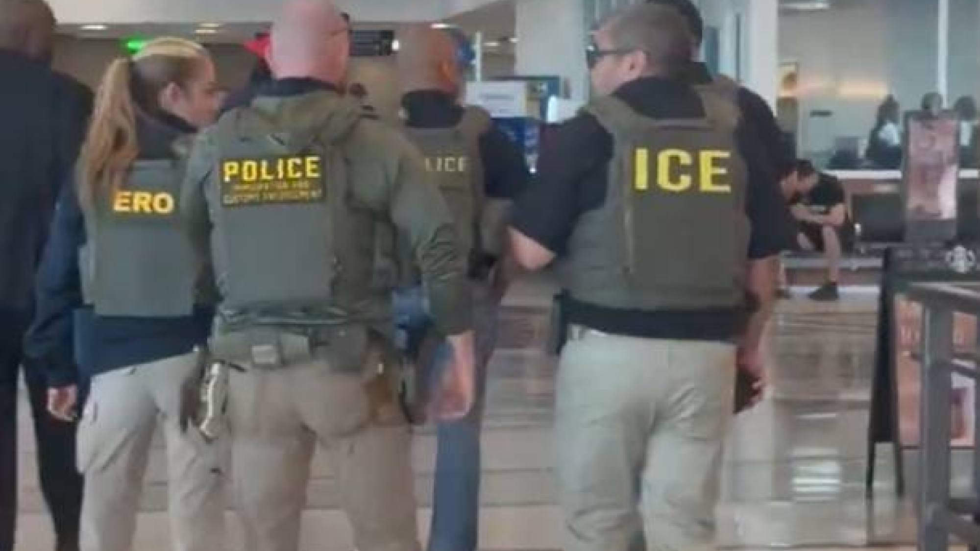 ICE controla 13 aeropuertos en EE. UU. por nueva medida