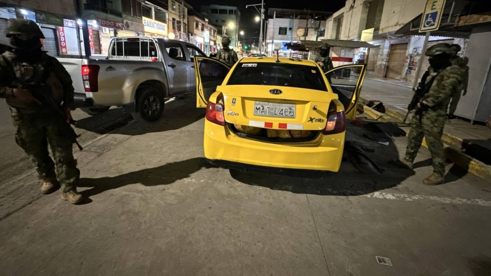 Detenidos tres hombres y se incauta arma en Chone